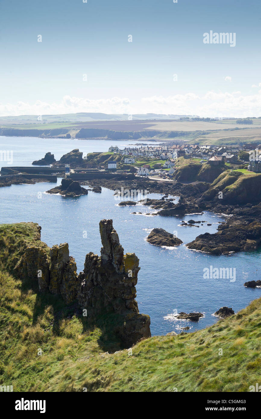 St Abbs head long view to village from clifftop Stock Photo - Alamy