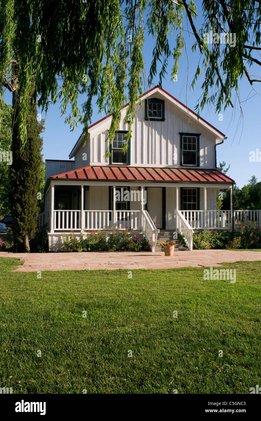 Quaint farmhouse hi-res stock photography and images - Alamy