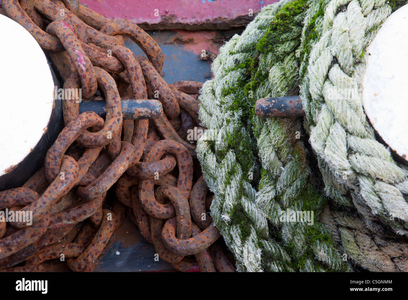 Bollards chain hi-res stock photography and images - Alamy