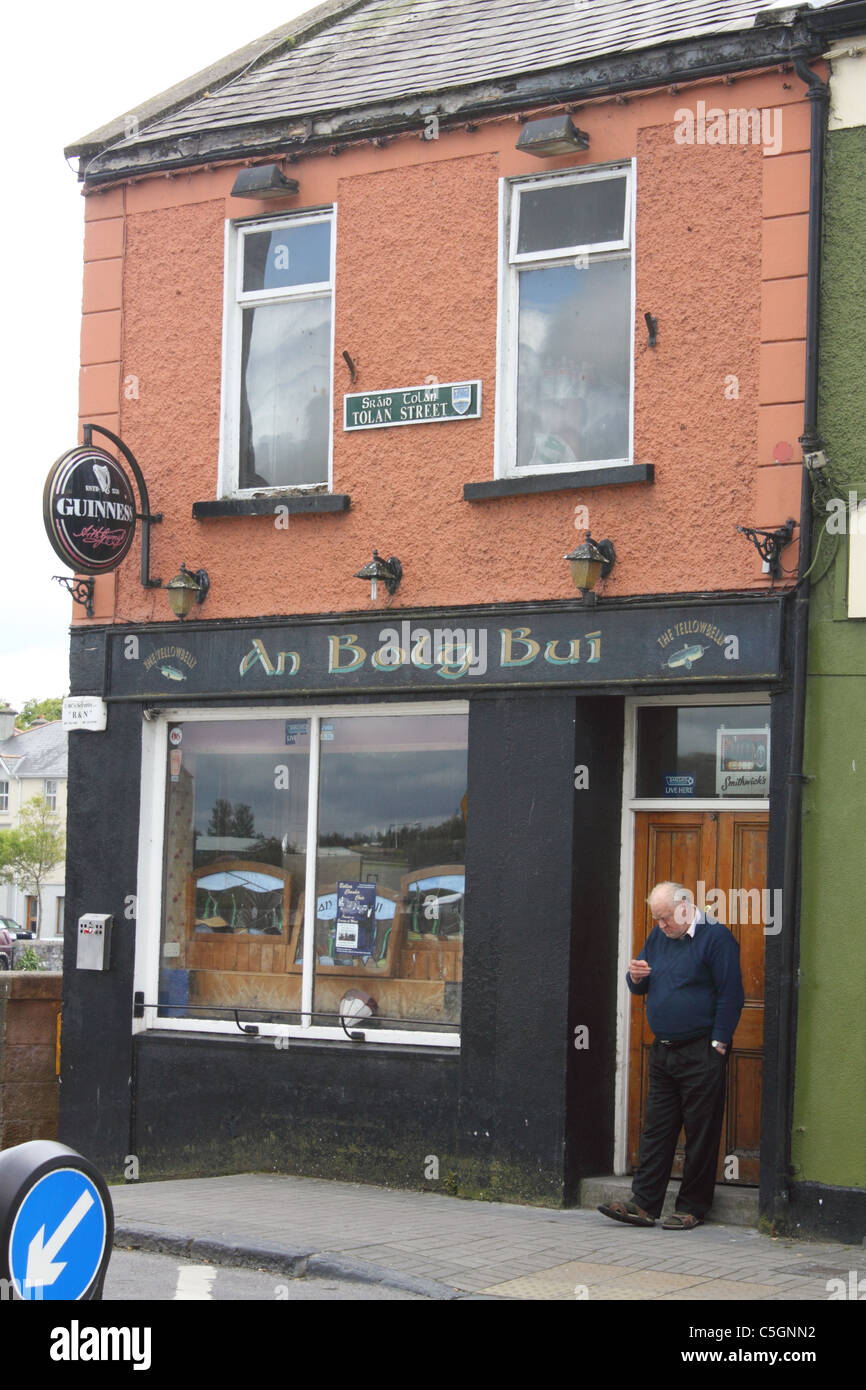 Smoking in public places hi-res stock photography and images - Alamy
