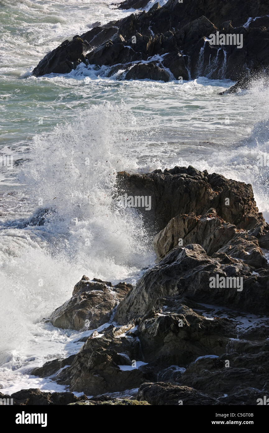 Waves breaking onto rocks hi-res stock photography and images - Alamy