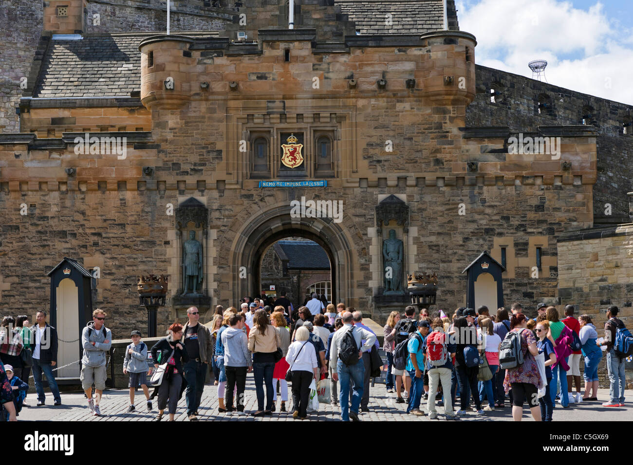 Outside edinburgh castle hi-res stock photography and images - Alamy