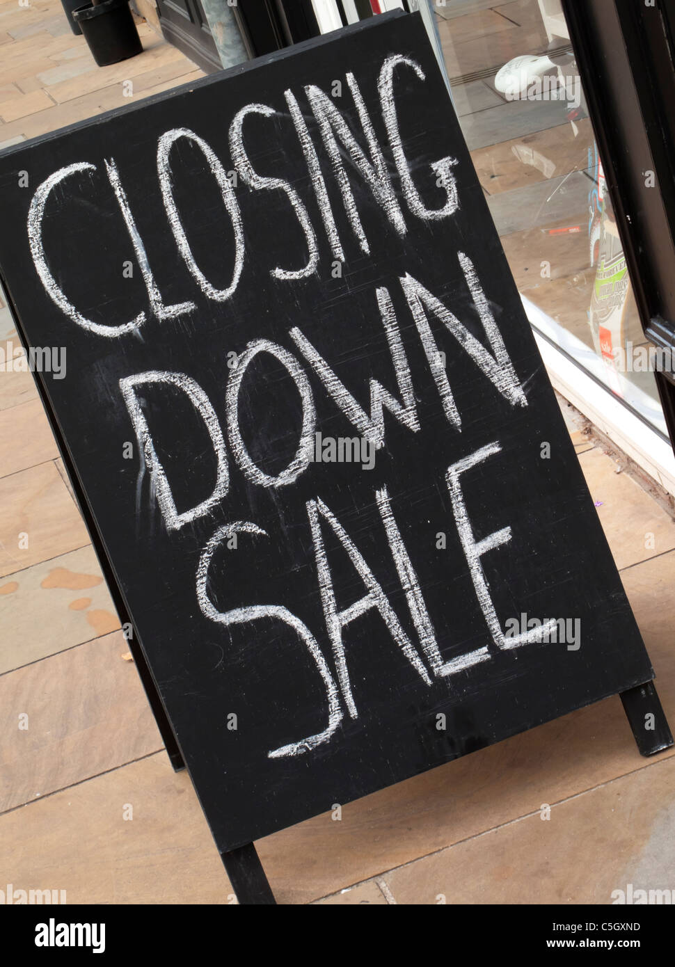 Shop closing down sign hi-res stock photography and images - Alamy