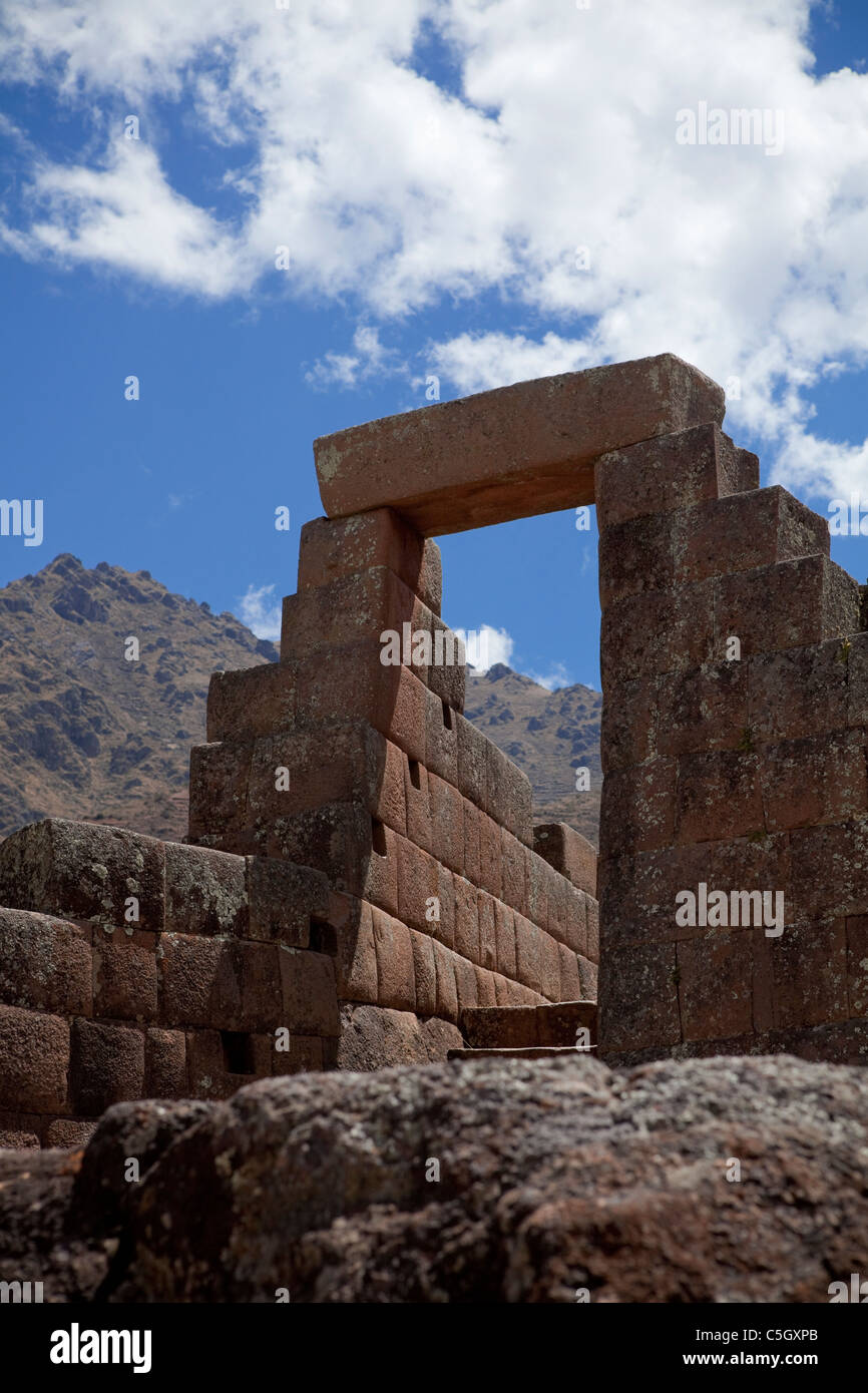 Inca Gate and ruins of Pisac in the Sacred Valley, Péru, Andes ...