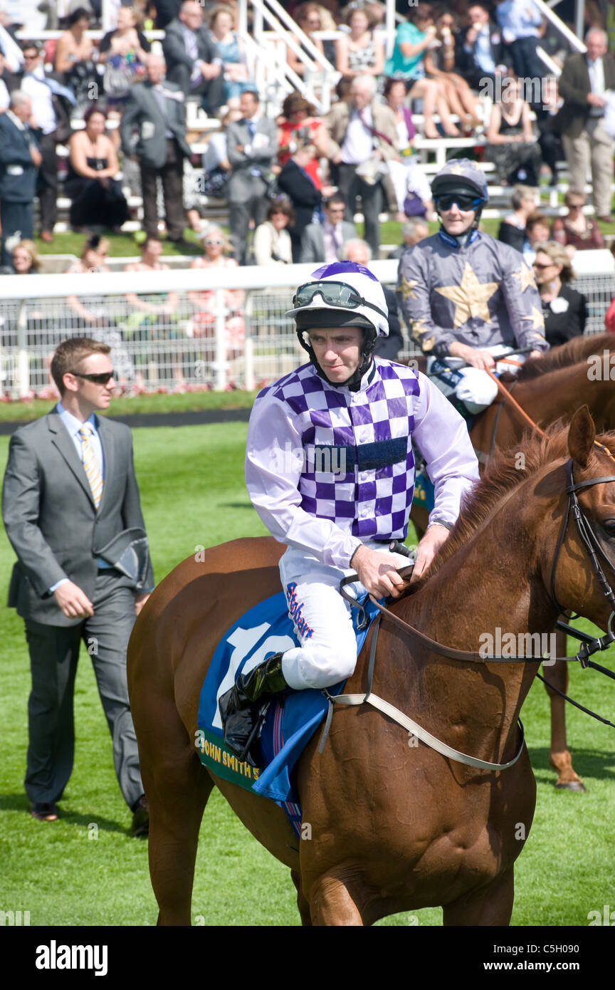 Ladies day racing fashion hi-res stock photography and images - Alamy