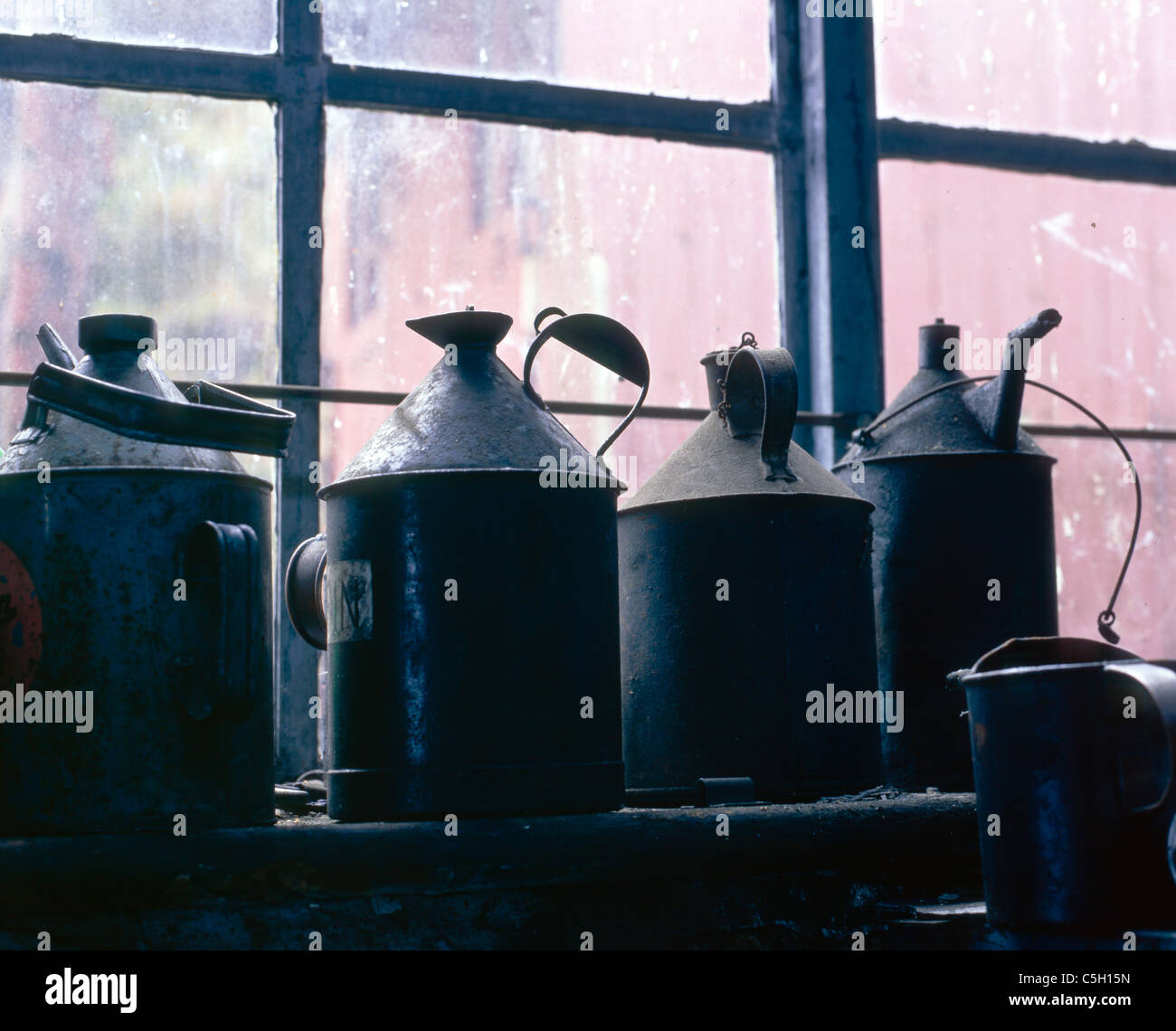 Engine oil cans hi-res stock photography and images - Alamy