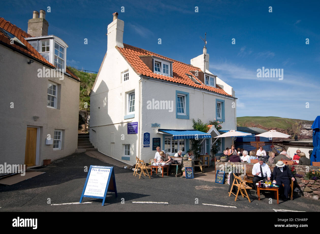 St Abb's Head - busy cafe at the harbour Stock Photo - Alamy