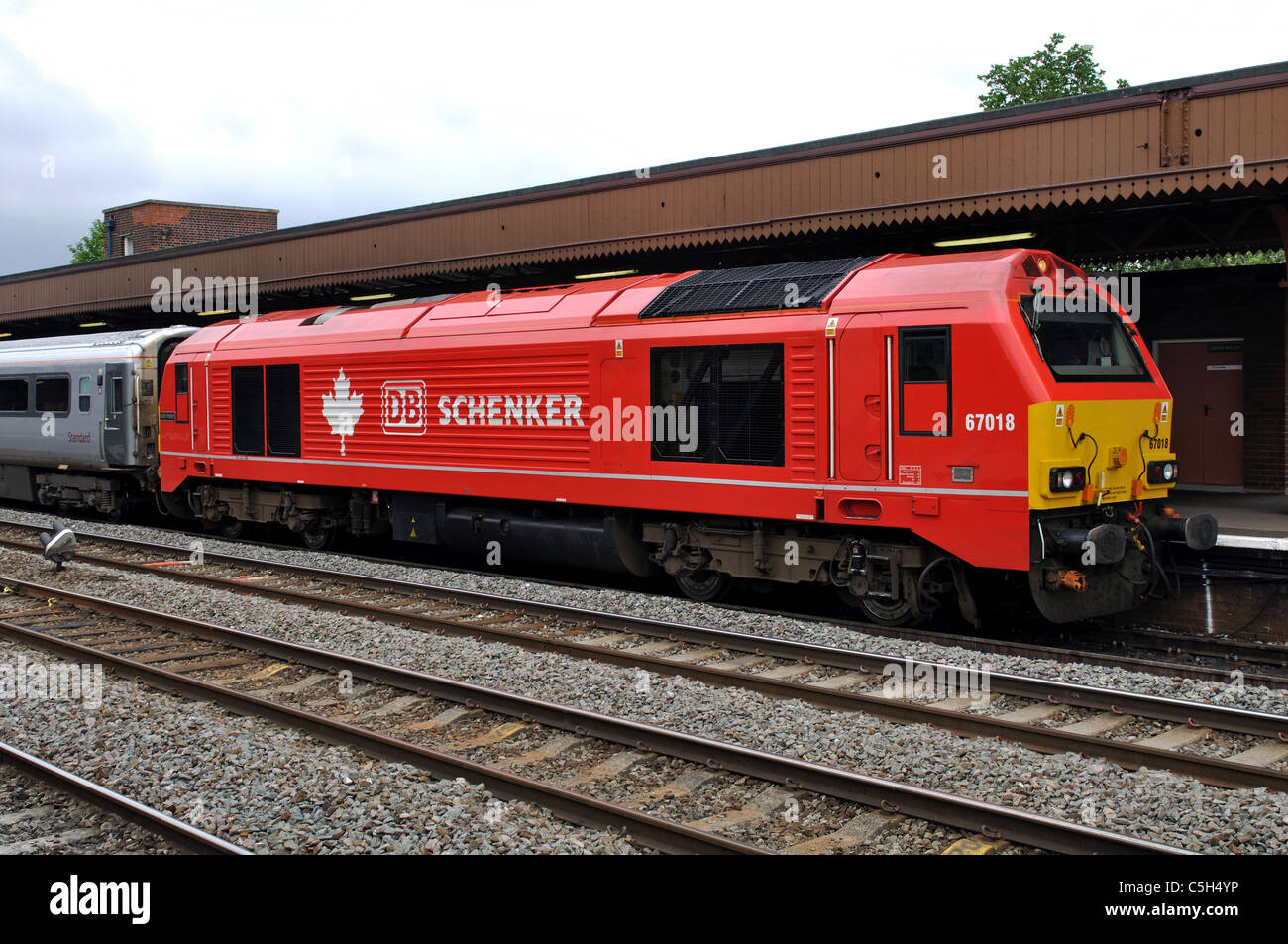 DB Schenker class 67 diesel locomotive pulling Chiltern Railways train ...