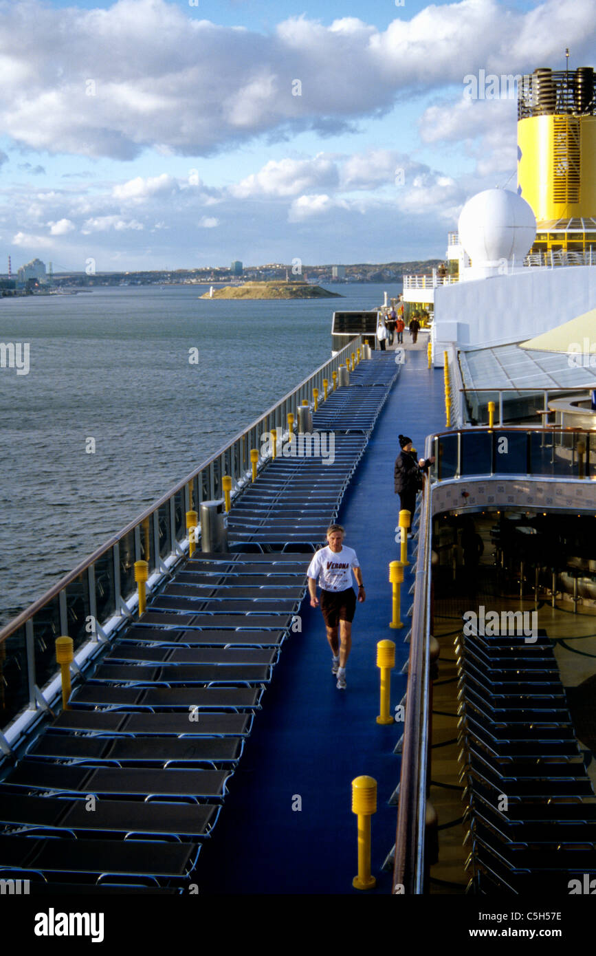 Man running on cruise ship hi-res stock photography and images - Alamy