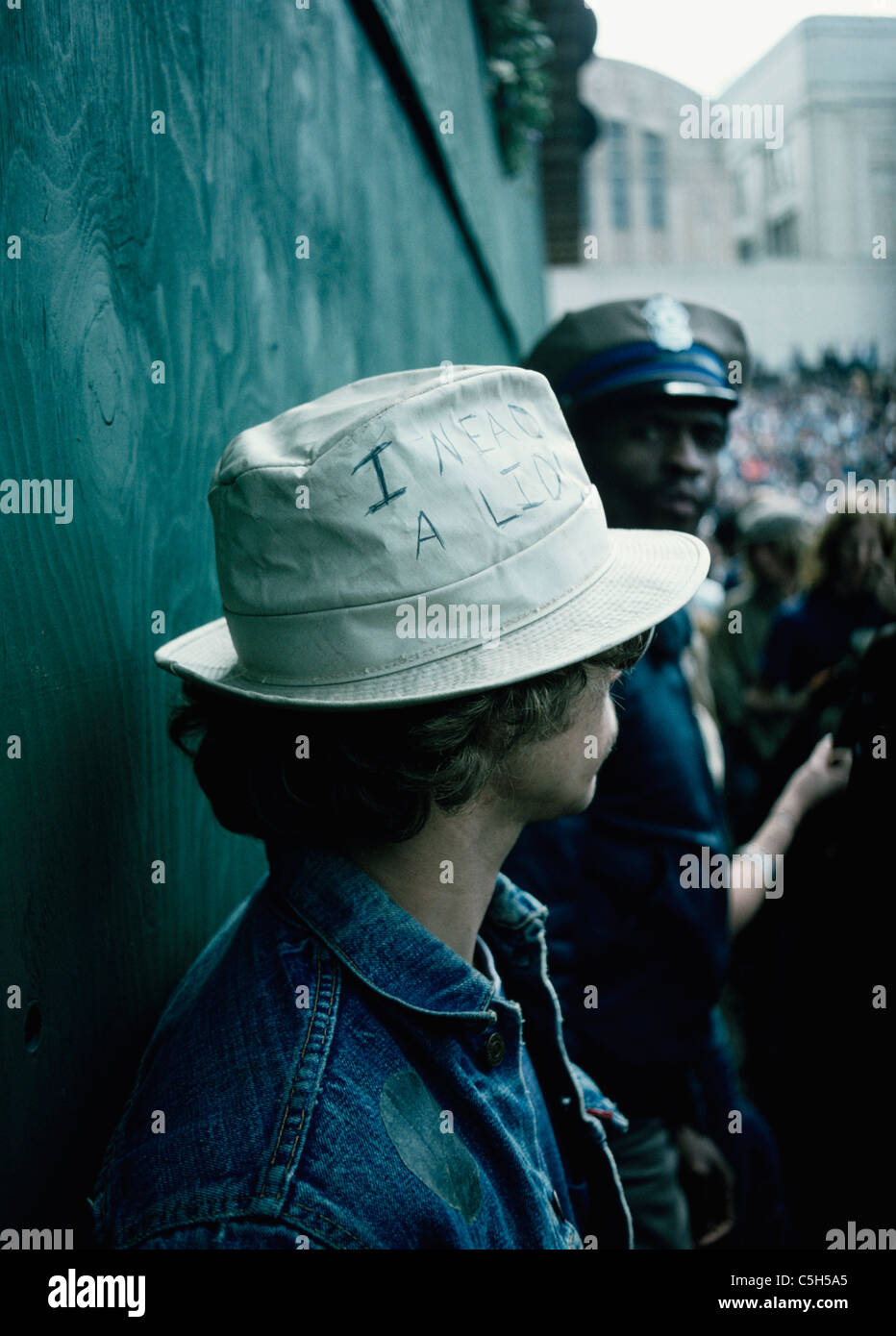 Smoking weed concert hi-res stock photography and images - Alamy