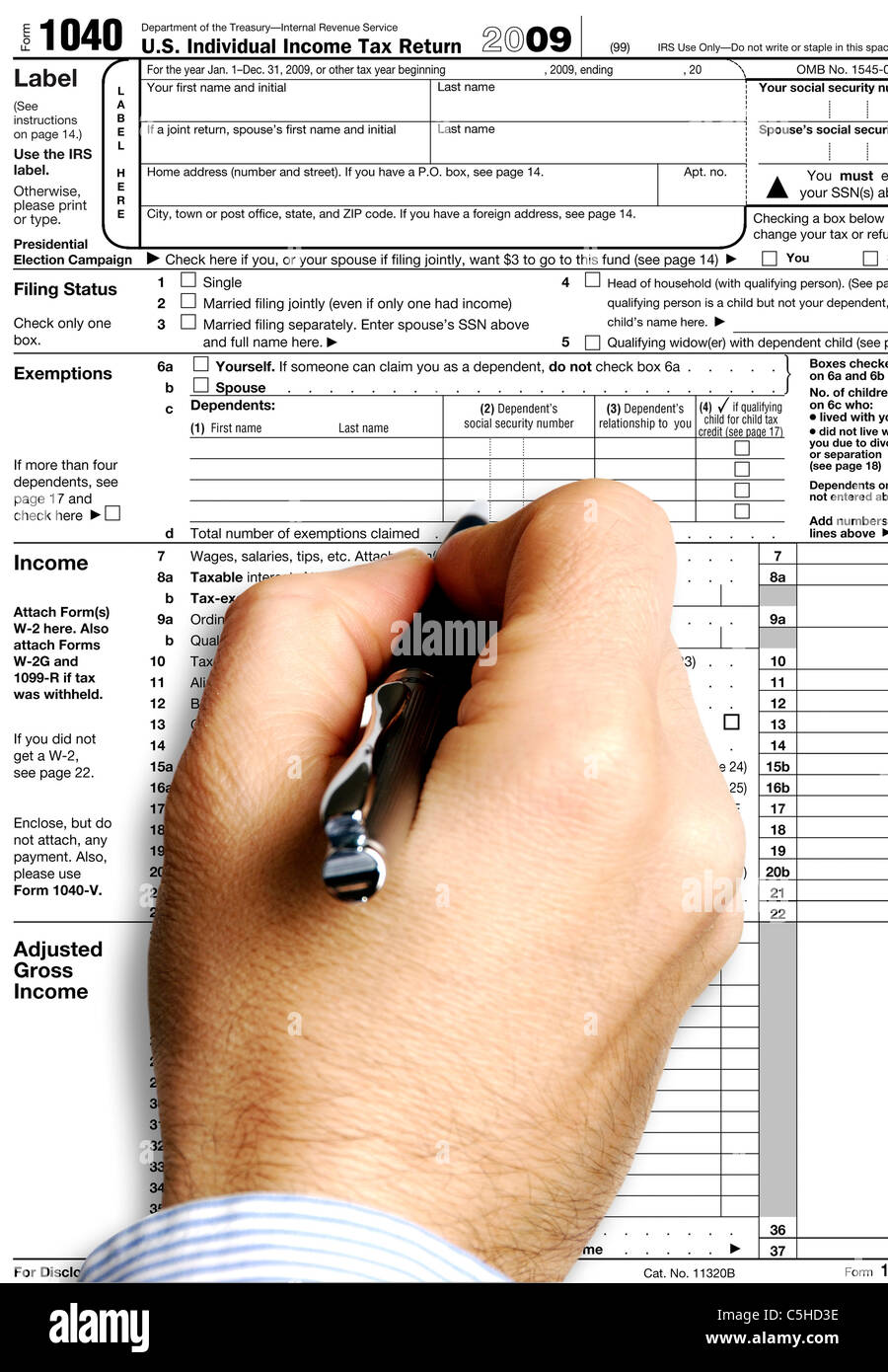 hand filling a US tax form 1040 for individuals Stock Photo - Alamy