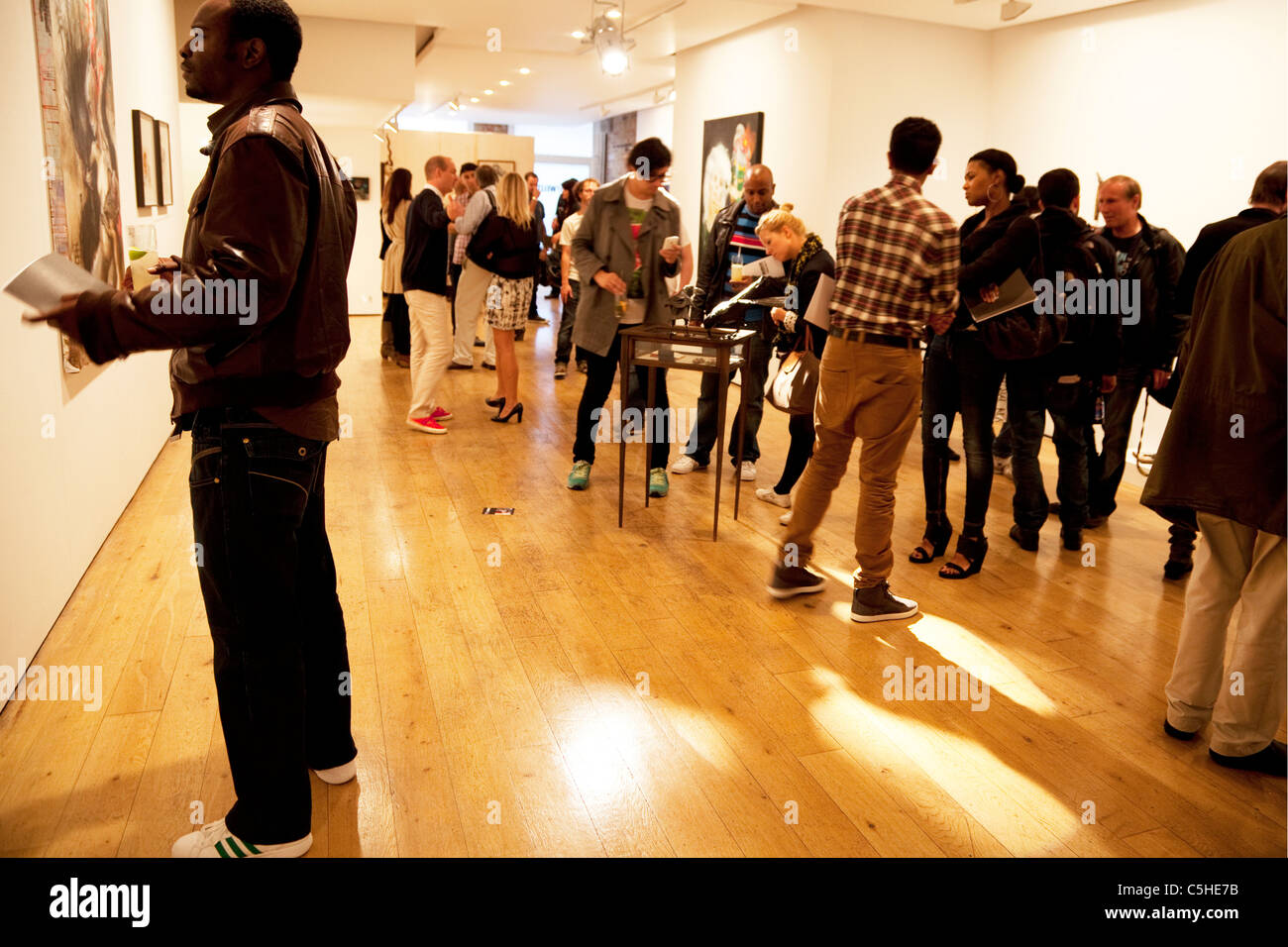 Crowded art gallery hi-res stock photography and images - Alamy