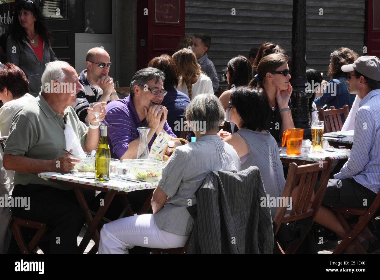 Diners eating outside a Paris restaurant in Versailles Stock Photo - Alamy