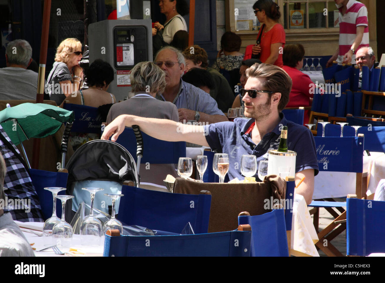 Diners eating outside a Paris restaurant in Versailles Stock Photo - Alamy