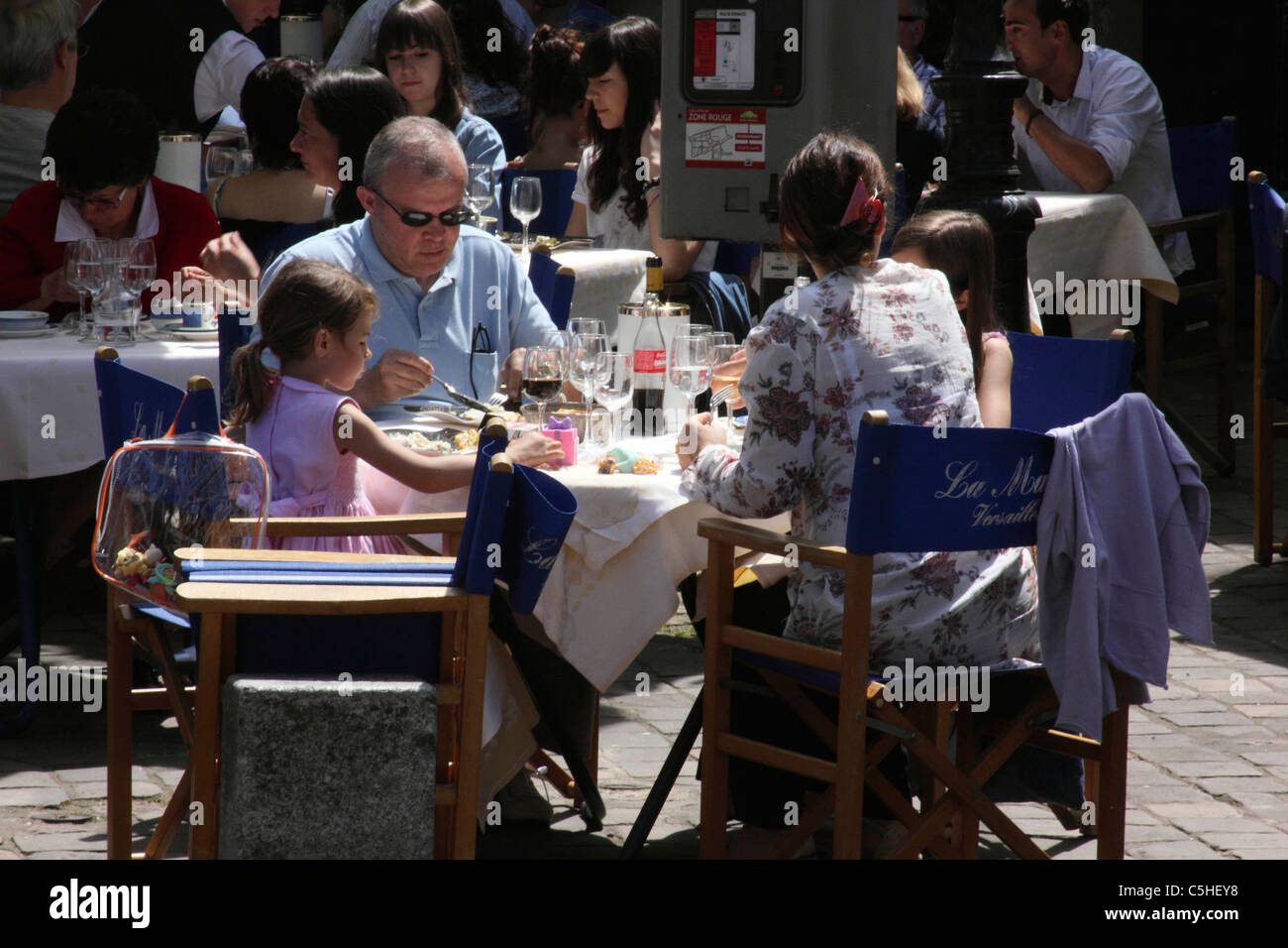 Diners eating lunch outside a Paris restaurant in Versailles Stock ...