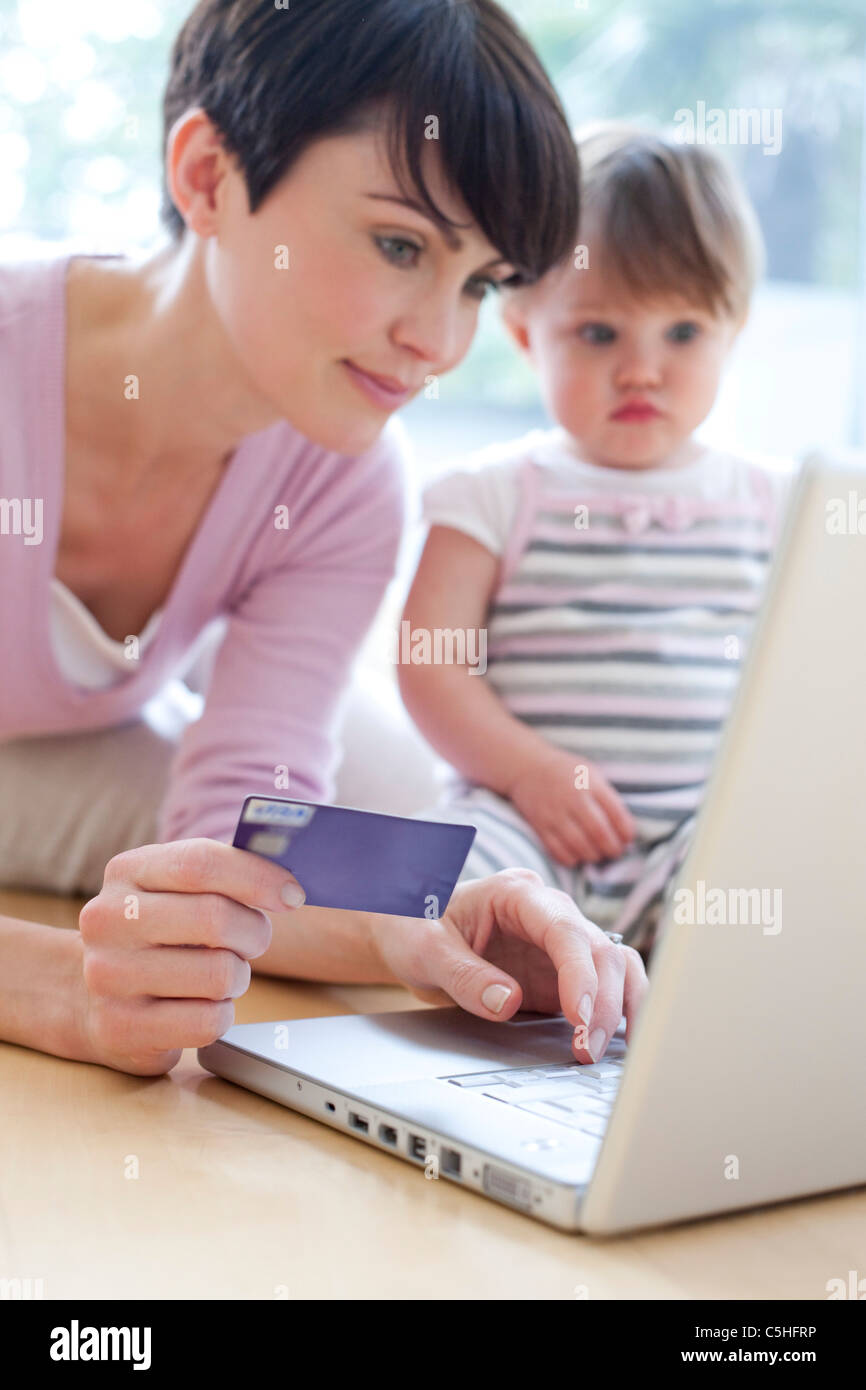Mother shopping with 2 daughters hi-res stock photography and images ...