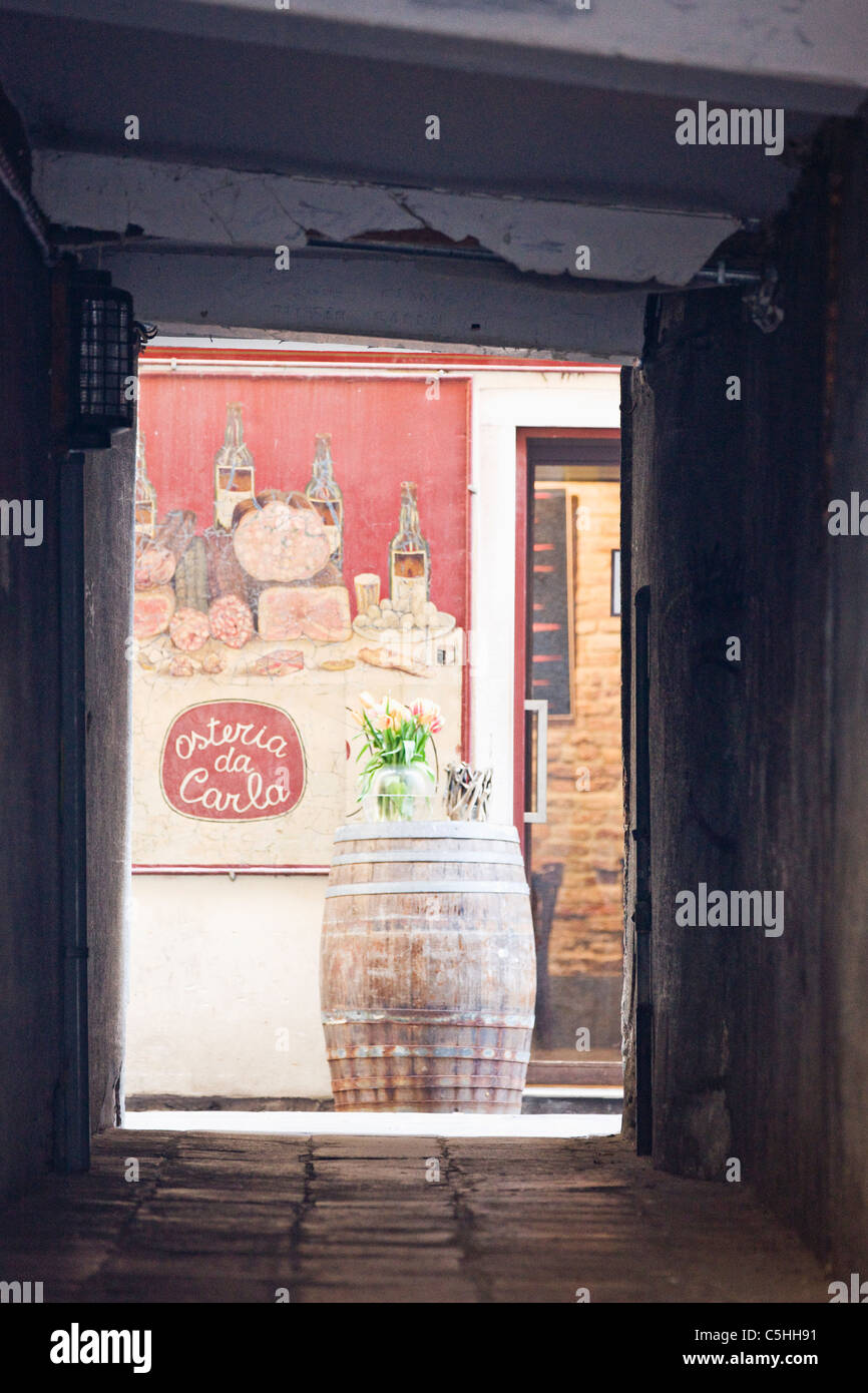 Alleyway restaurant hi-res stock photography and images - Alamy