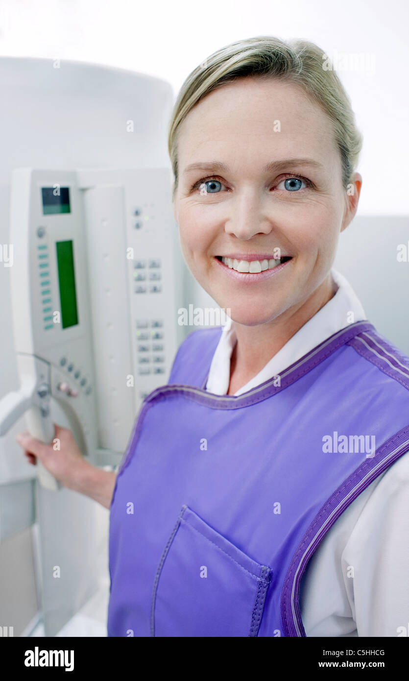 Medical aprons hi-res stock photography and images - Alamy