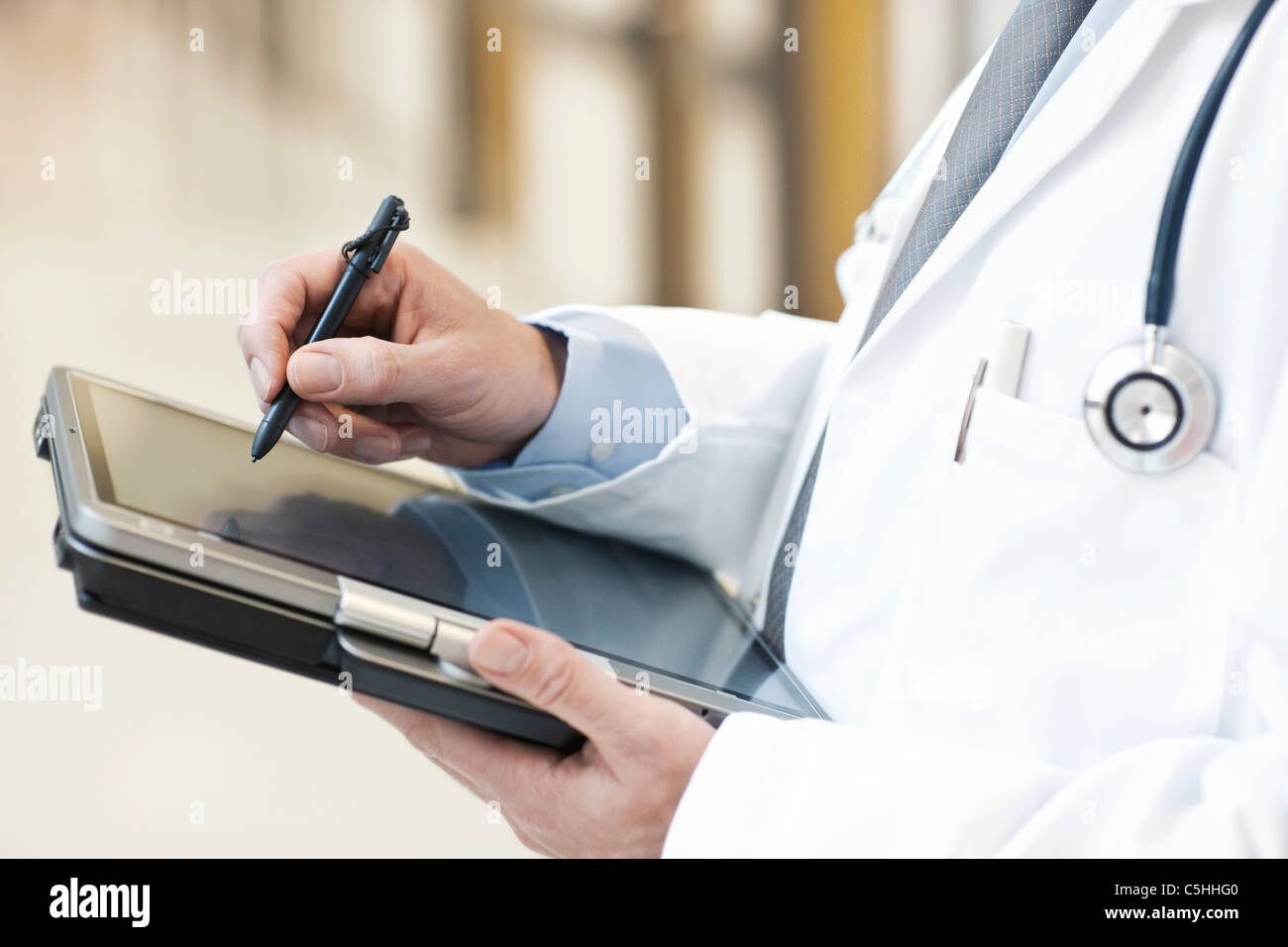 Doctor using a tablet PC Stock Photo - Alamy