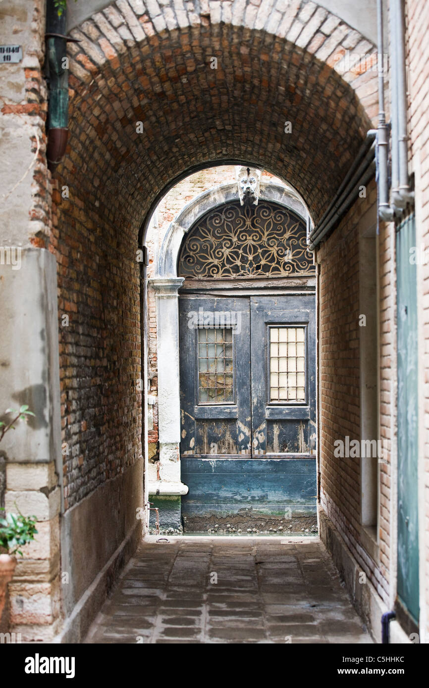 An arched passage and old wooden door, Venice, Italy Stock Photo - Alamy