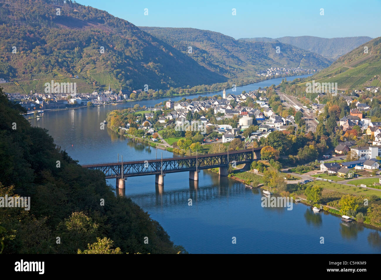 Mosel im Herbst, Blick auf, rechts, Bullay, links, Alf, Mittelmosel ...