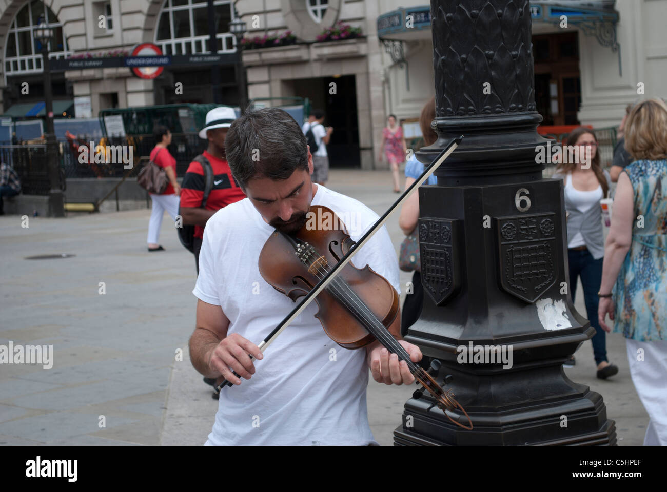 Busker playing the violin at Piccadilly Circus London Stock Photo - Alamy