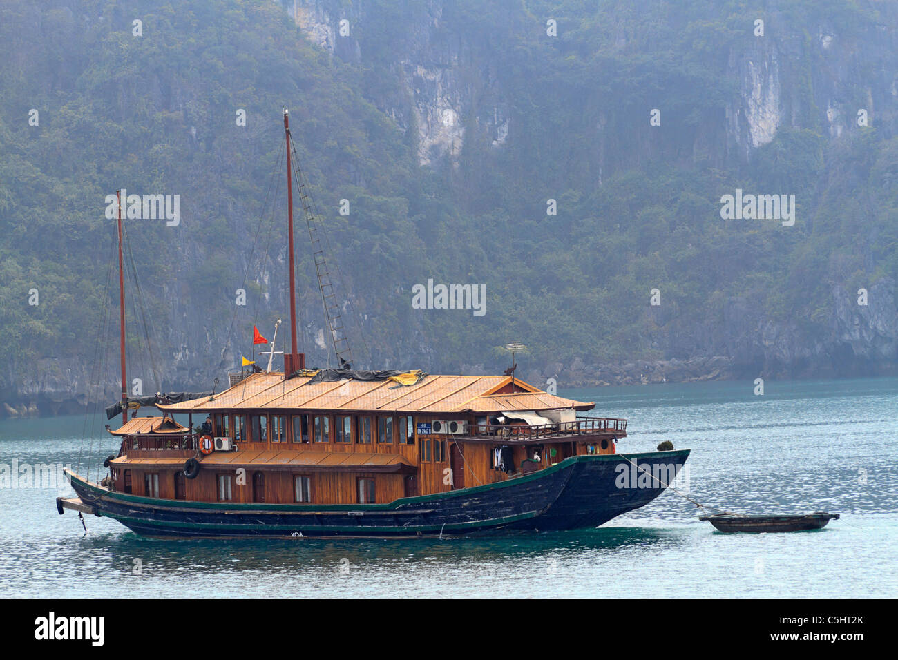Traditional junk style boat carrying passengers in Ha Long Bay, Vietnam ...