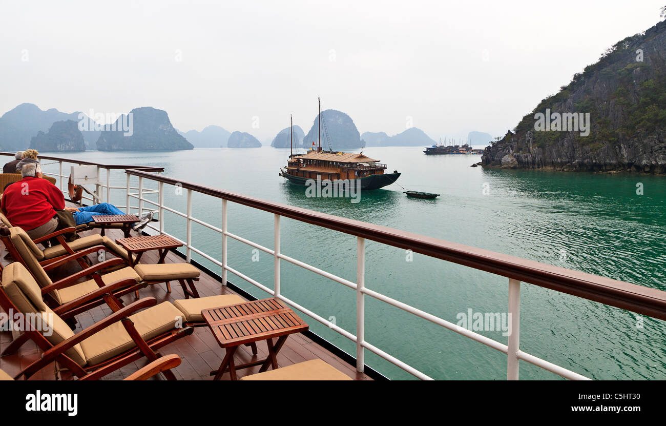 Traditional junk style boat carrying passengers in Ha Long Bay, Vietnam ...