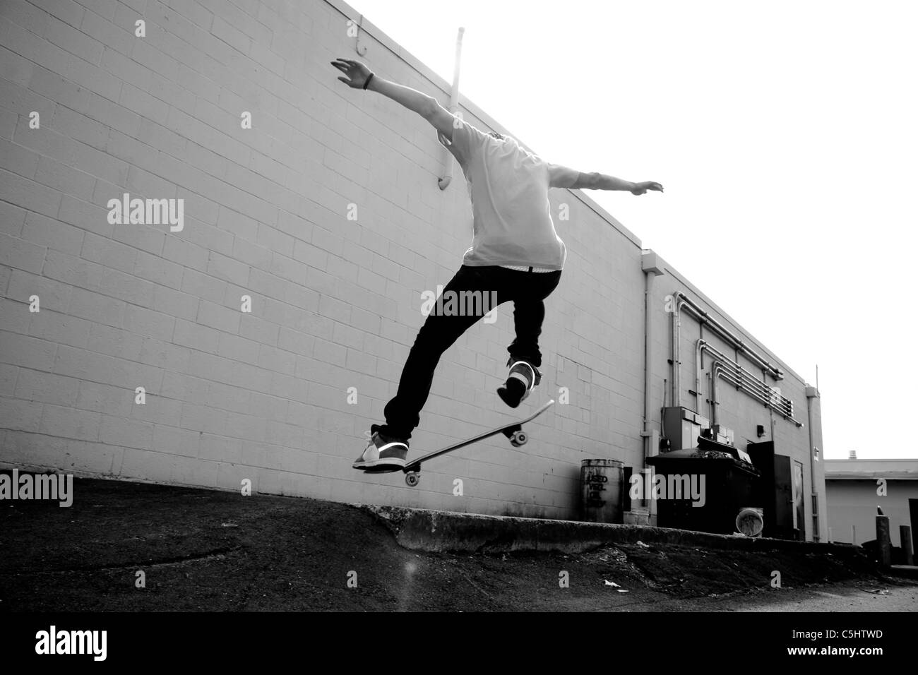 Skateboarder jumping male airborne hi-res stock photography and images ...