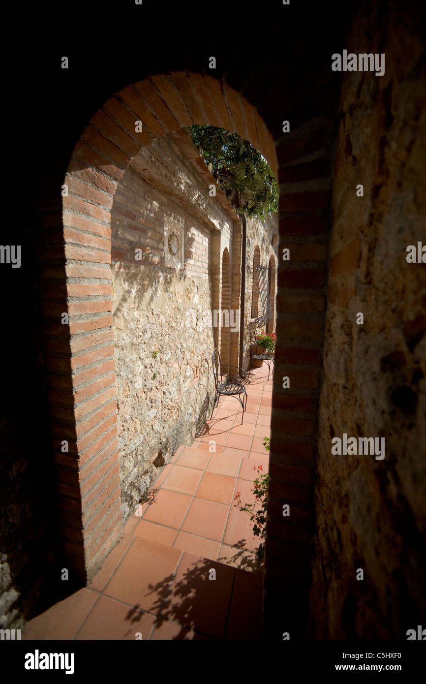 Tuscan arch hi-res stock photography and images - Alamy