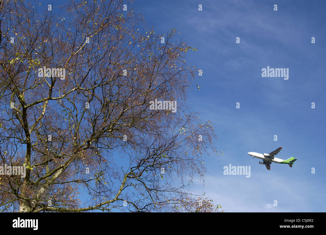 Aircraft above landing hi-res stock photography and images - Alamy