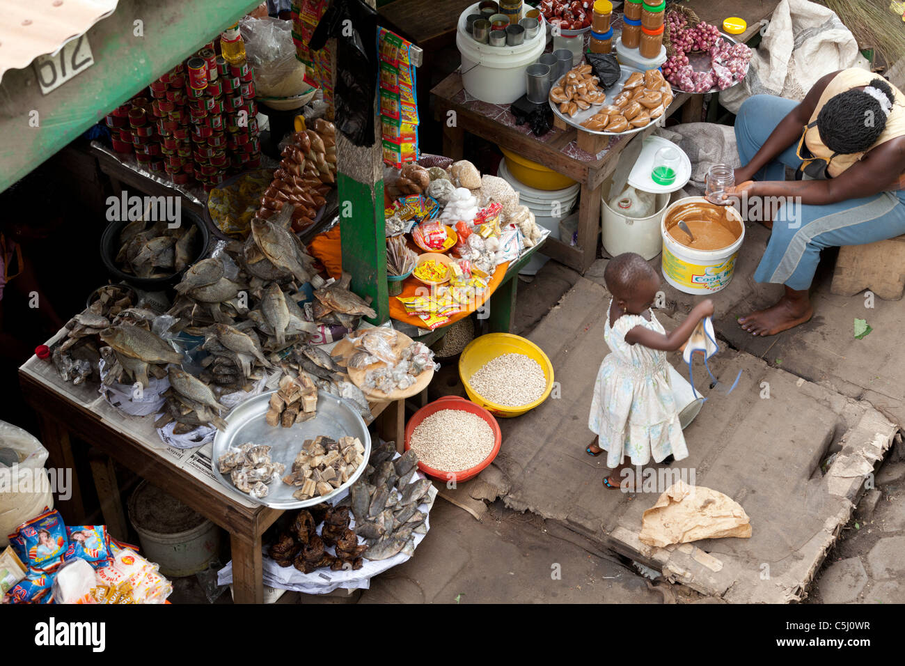 Market stalls selling fish and assorted food products, Agbogbloshie ...