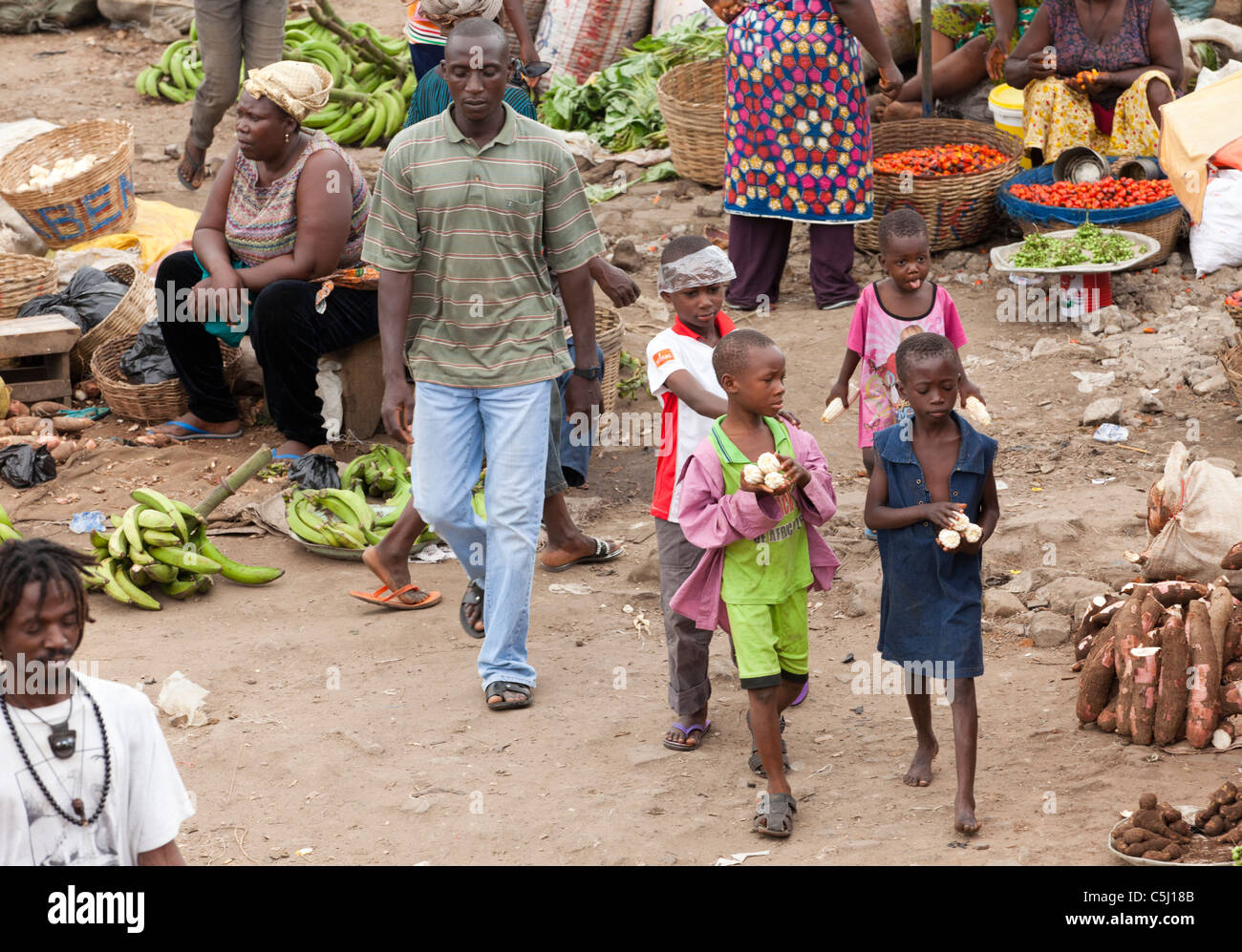 Kids at food market hi-res stock photography and images - Alamy