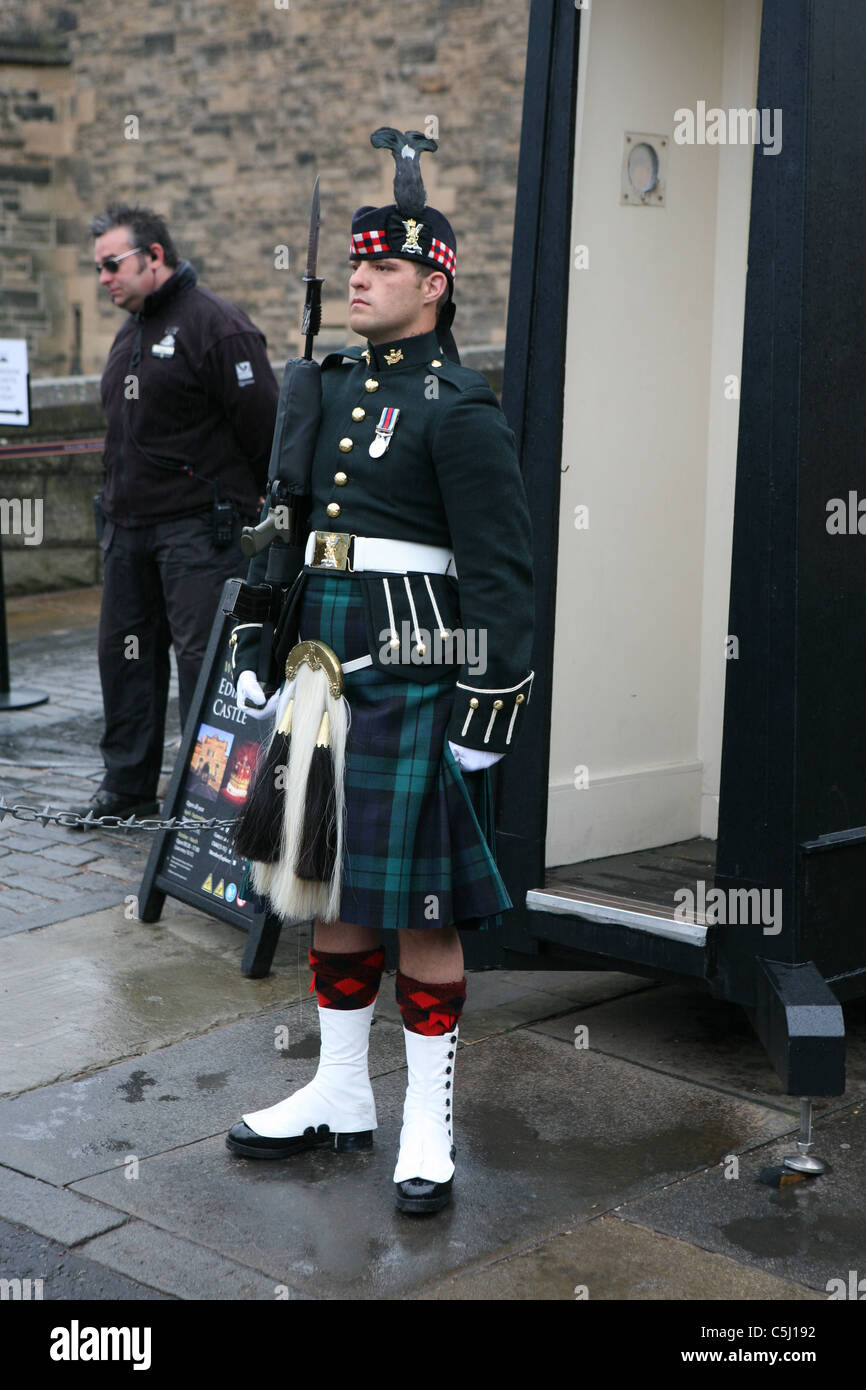 Soldiers guarding the entrance to Edinburgh castle Scotland Stock Photo ...