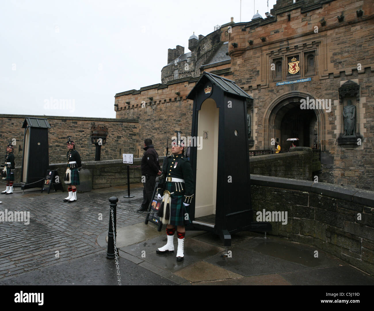 Soldiers guarding the entrance to Edinburgh castle Scotland Stock Photo ...