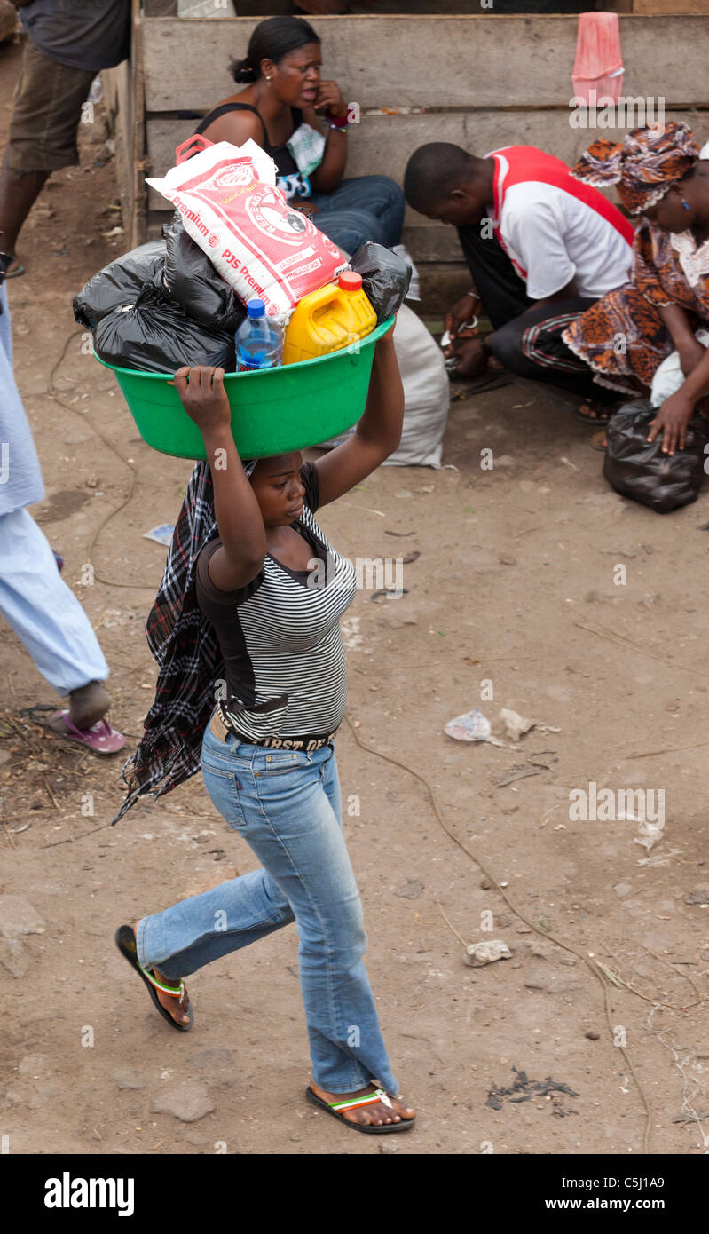 Ghana woman carrying food hi-res stock photography and images - Alamy