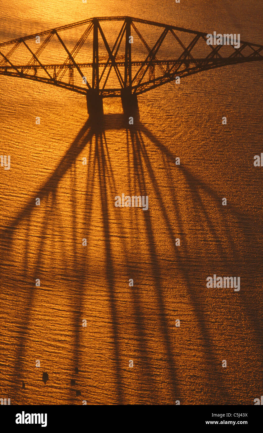 Forth rail bridge construction hi-res stock photography and images - Alamy