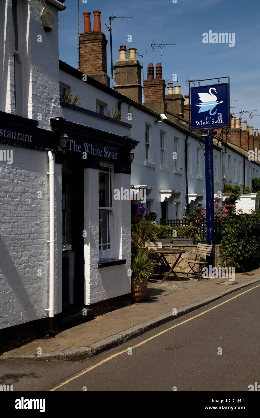 The white swan pub sign hi-res stock photography and images - Alamy