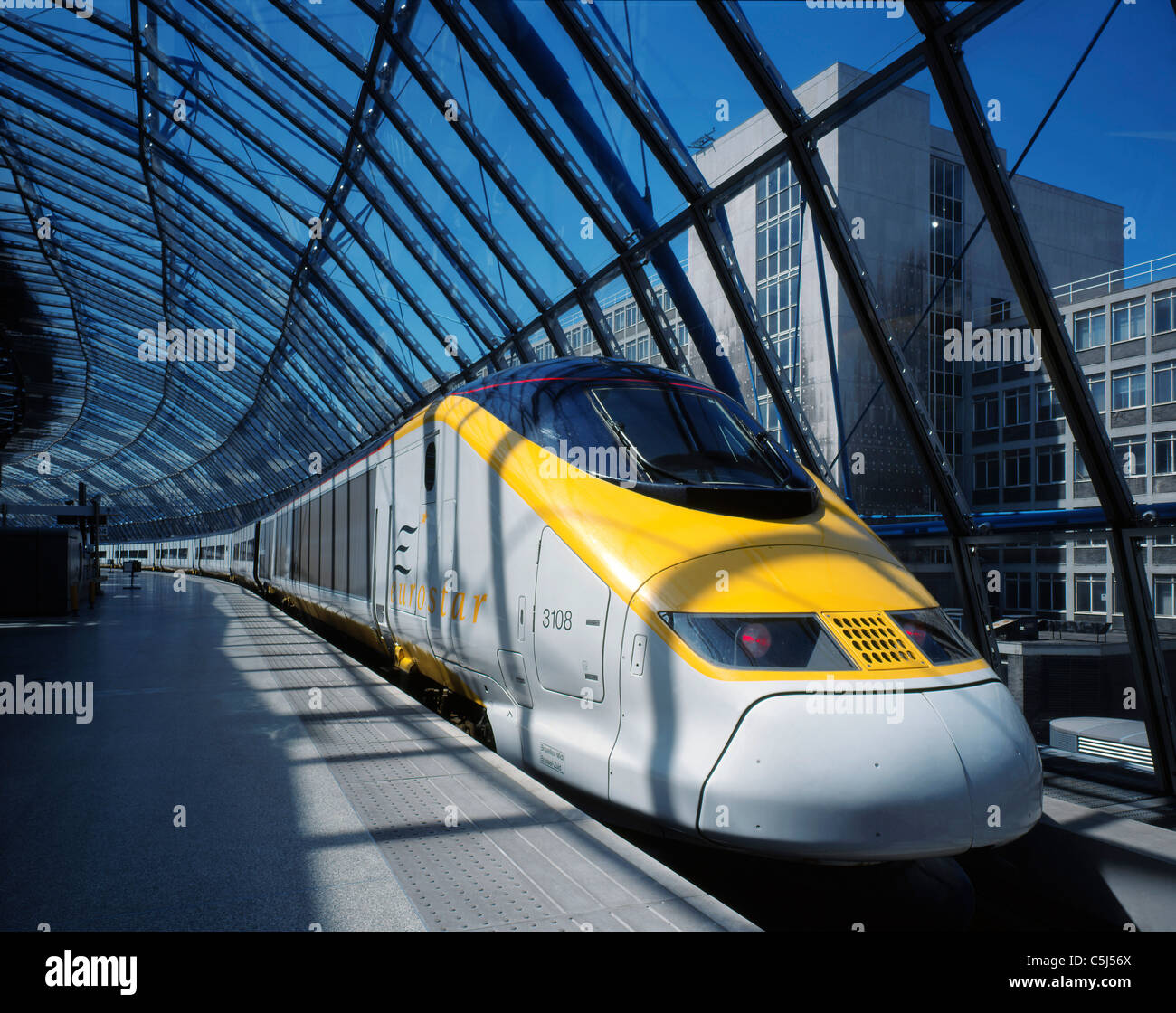 Waterloo train station train hi-res stock photography and images - Alamy