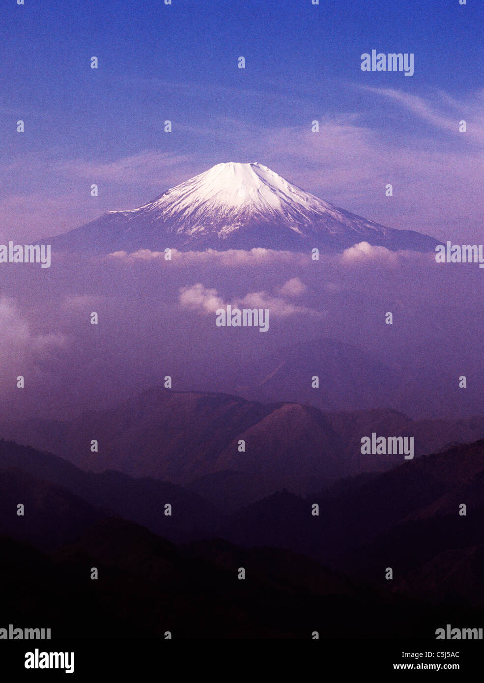 Japan mount fuji cloud hi-res stock photography and images - Alamy