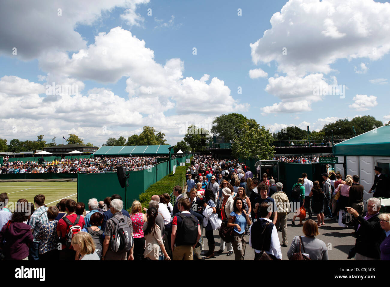 Wimbledon crowd hi-res stock photography and images - Alamy