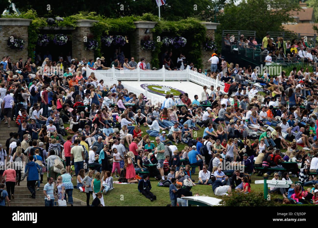 Spectators on Henman Hill at Wimbledon Stock Photo - Alamy