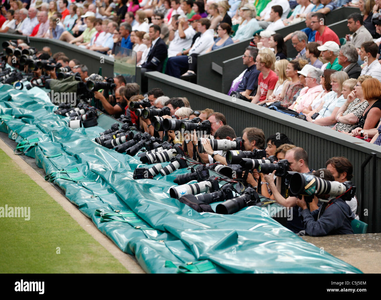 Photographers in the pit on Centre Court at Wimbledon Stock Photo - Alamy