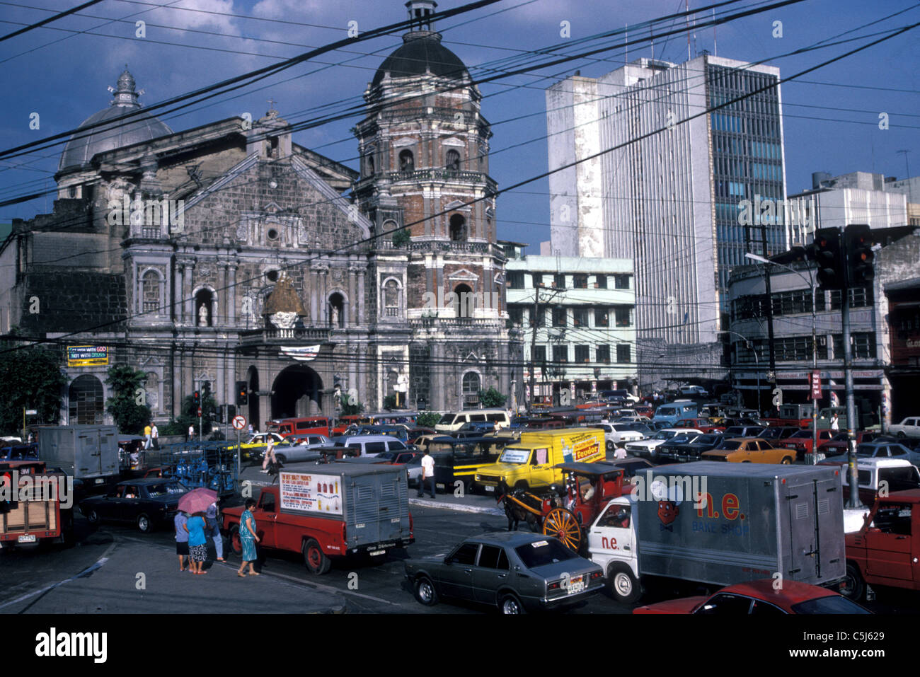 Scene in downtown Manila with Binondo Church, Philippines Stock Photo ...