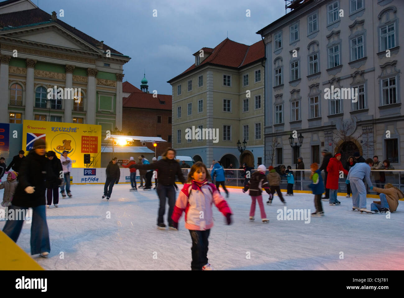 Busy outdoor ice skating rink hi-res stock photography and images - Alamy
