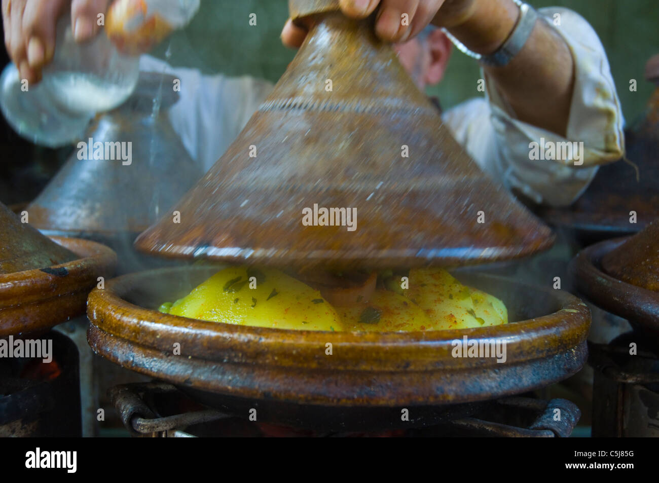 African Cooking Pot Stock Photos & African Cooking Pot Stock Images - Alamy