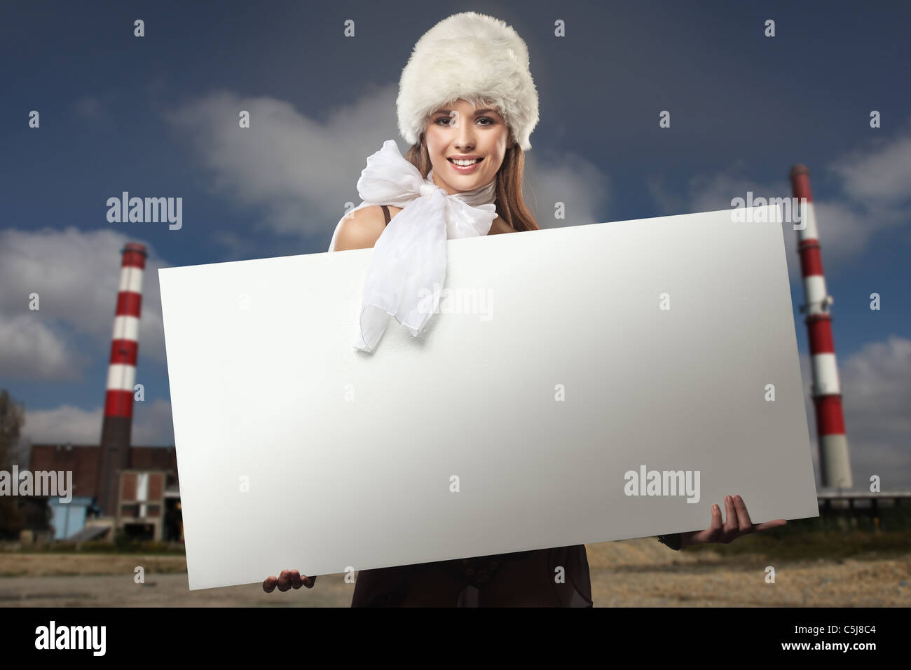 Pretty girl holding a white empty message board Stock Photo - Alamy