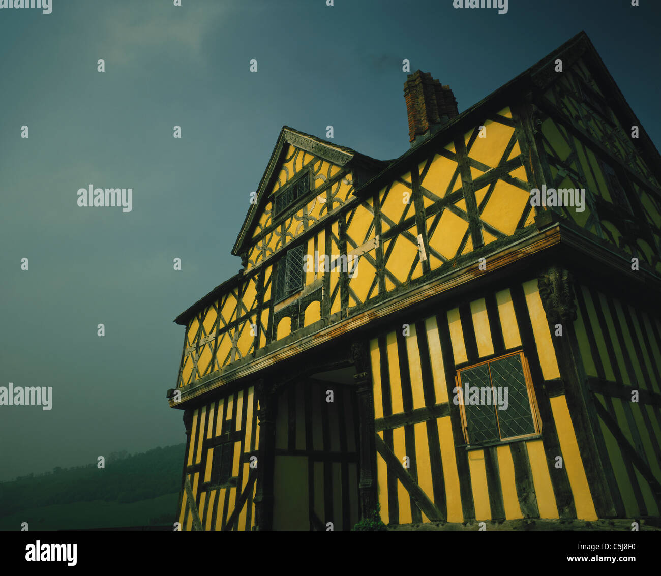 Stokesay castle gate house hi-res stock photography and images - Alamy