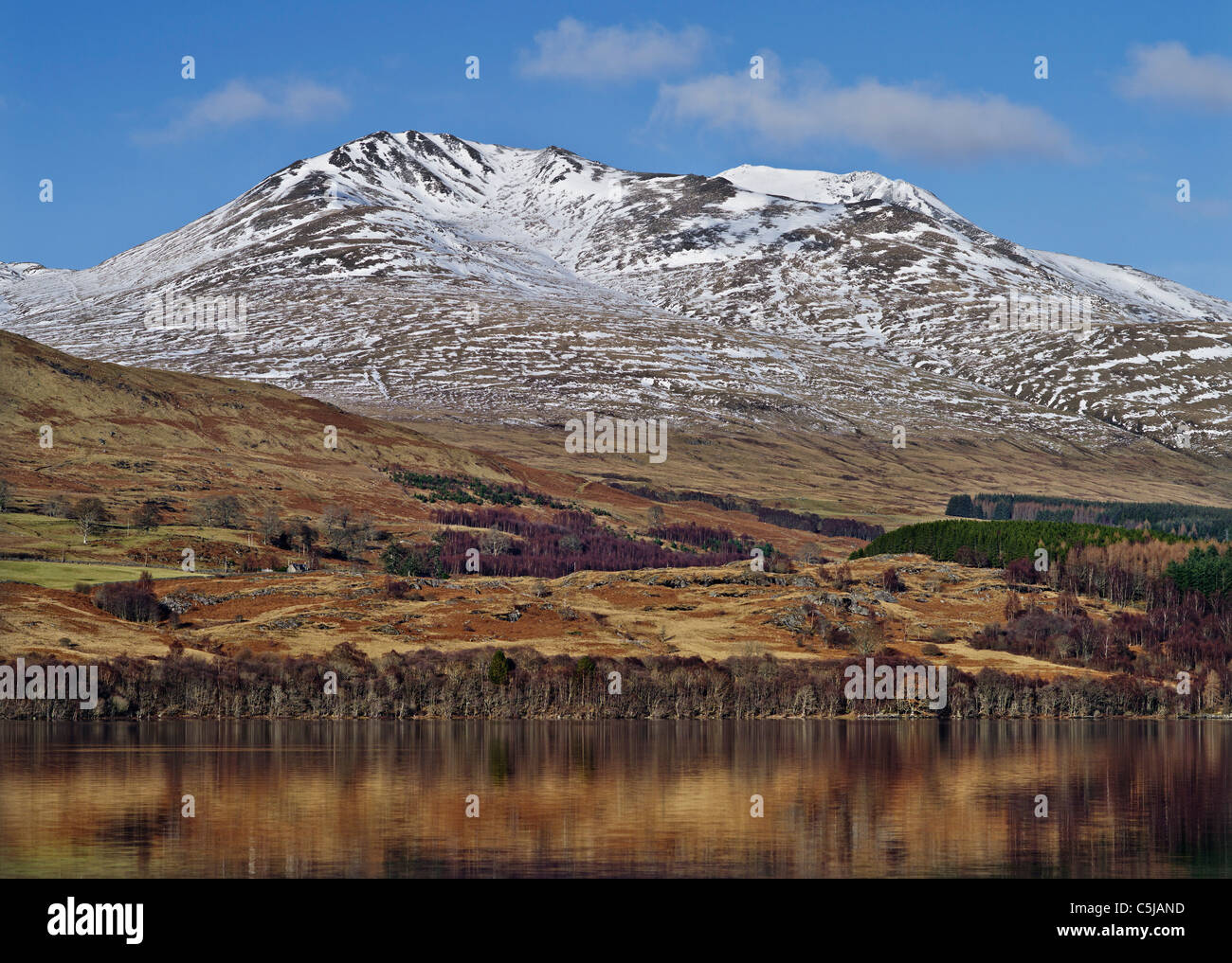 en Ghlas reflects in stil waters of Loch Tay, Scottish Highlands, UK ...