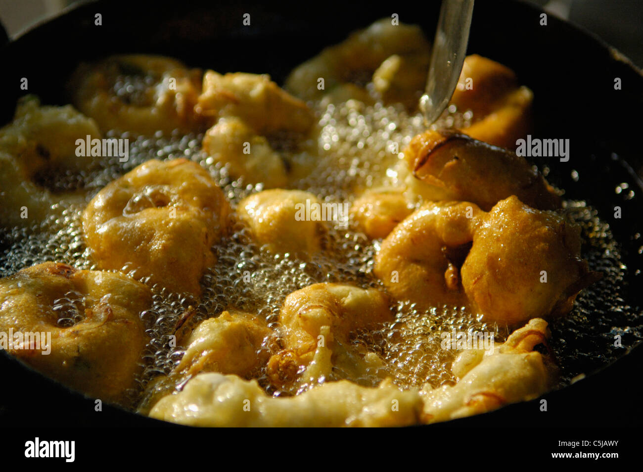 India, Kerala, Fort Cochin (Cochi, Kochi). Streetfood (pakora, fritters ...